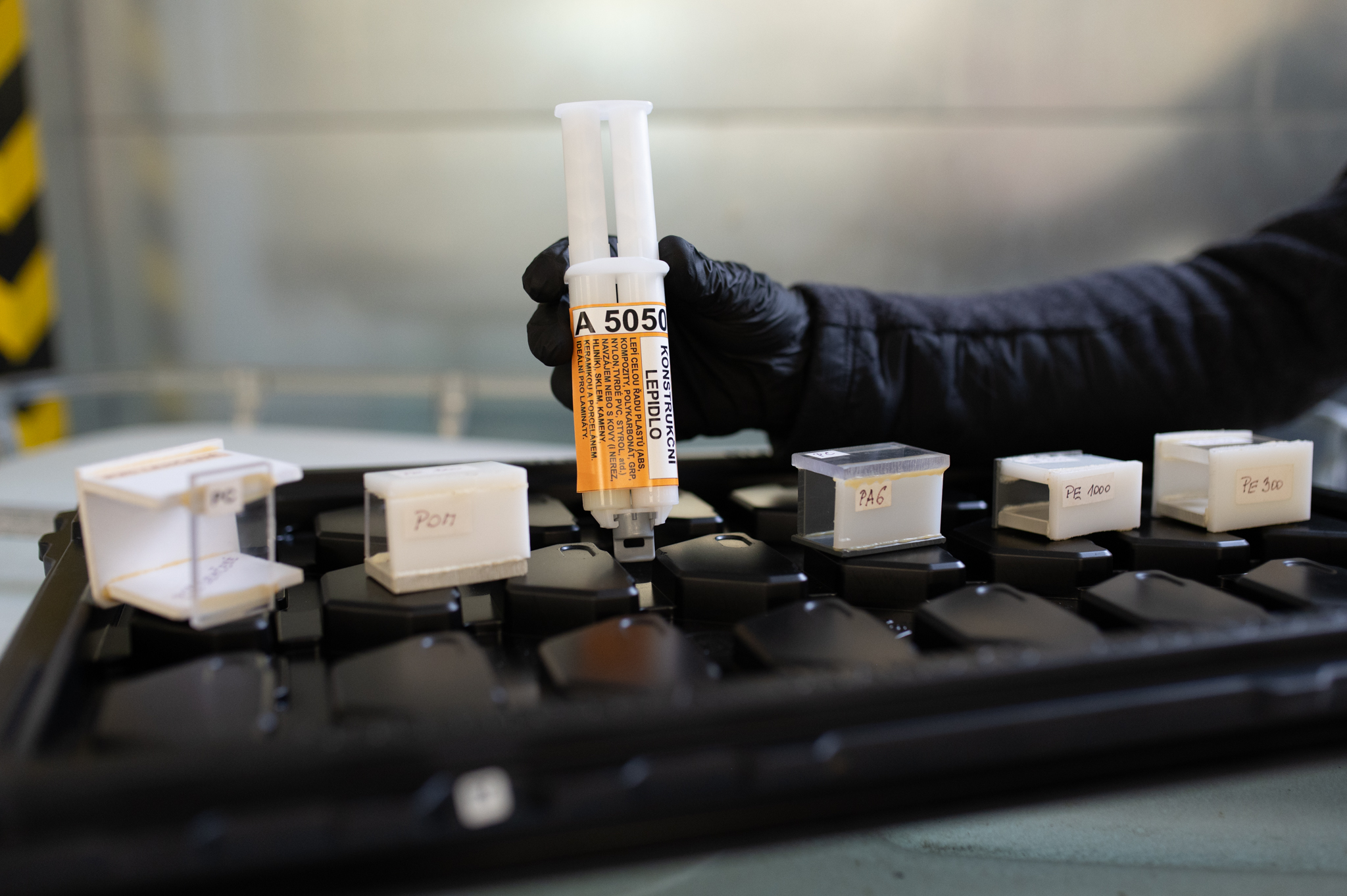 A 5050 - Molekulární lepidlo na plasty a kompozity. Lepení všech druhů ...